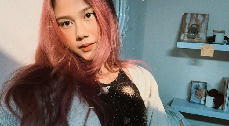 "Kala Sang Surya Tenggelam: Harmonisasi Melankolis dari Lagu Gadis Kretek oleh Cesh dan Nadin ...